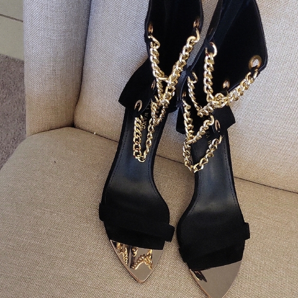 AKIRA | Shoes | Akira Black And Gold Chain Heels | Poshmark